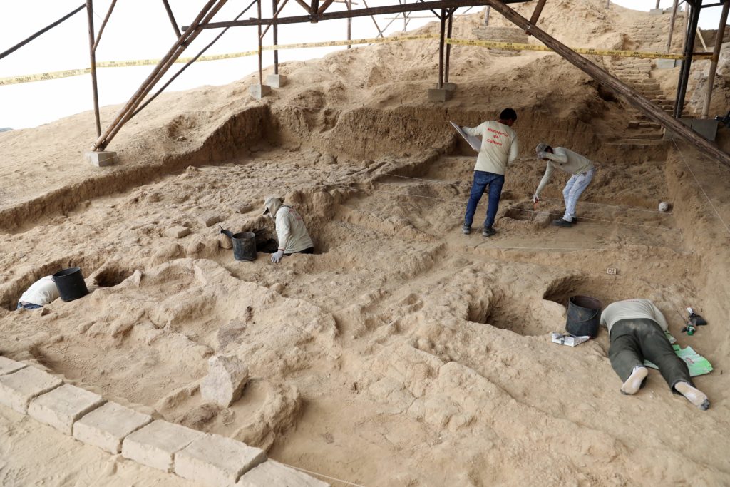 Archaeologists in Peru uncover Incan burial site in desert valley - TVTS
