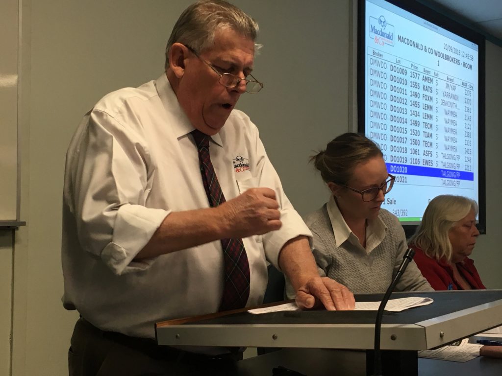 Buyers battle at Australian wool auction as drought cuts supplies - TVTS